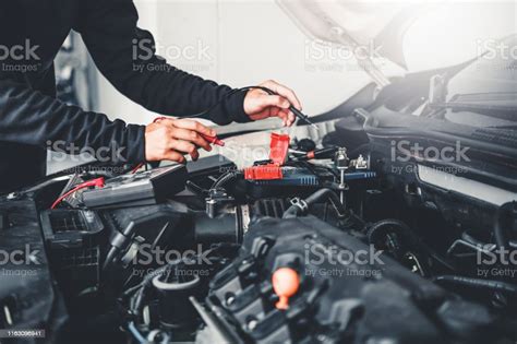 자동차 수리 서비스 및 유지 보수 자동차 배터리에서 일하는 자동차 정비사의 기술자 손 자동차 배터리에 대한 스톡 사진 및 기타