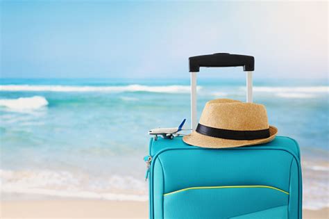 휴일 여행 개념 열대 바다 배경 의 앞에 파란색 가방과 비행기 장난감 가방에 대한 스톡 사진 및 기타 이미지 가방 개념