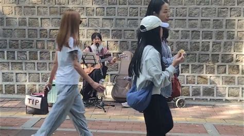 치매 엄마를 모시고 덕수궁 돌담길 거리 버스킹에서 많은 사람들을 감동시킨 60대 가수의 절규에가까운 노래부르는 모습 Youtube