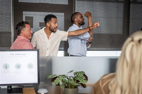 Diverse Business Team 현대적인 사무실 공간에서 창의적인 회의를 통해 성공을 축하합니다 30 34세에 대한 스톡 사진 및 기타 이미지 Istock