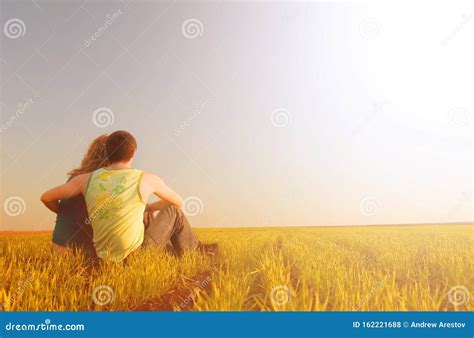 Парень и девушка в поле стоковое фото изображение насчитывающей браслетов 162221688