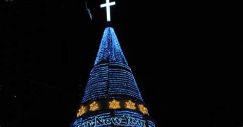 [여기선 ]서울시청 앞 성탄 트리 꼭대기에 별 대신 십자가 논란