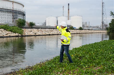 엔지니어는 가스 정제소 및 정유 공장에서 태블릿으로 작업하여 정유 공장의 생산 품질과 안전성을 확인합니다 40 44세에 대한 스톡 사진 및 기타 이미지 Istock