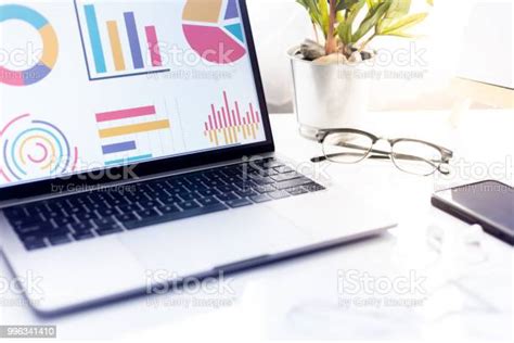 직장에서 사업입니다 사무실 책상에는 노트북에 입력 작업 0명에 대한 스톡 사진 및 기타 이미지 0명 3차원 형태 개념 Istock