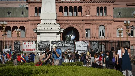 Manifestantes Marcharon A Plaza De Mayo En Protesta Por La Muerte Del