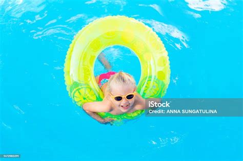 아기 소녀는 여름에 풍선 노란색 원으로 수영장에서 수영 여행 및 레크리에이션의 개념 선글라스에 미소 4 5세에 대한 스톡 사진 및 기타 이미지 Istock
