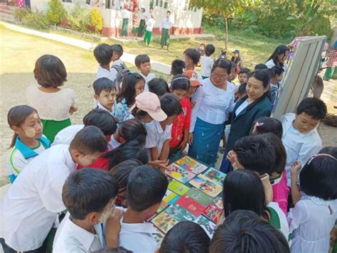 ငပလီမြို့တွင် ၇၅ နှစ်မြောက်စိန်ရတု လွတ်လပ်ရေးနေ့ အထိမ်းအမှတ် အကြို နံရံ ကပ်စာစောင်နှင့်စာအုပ