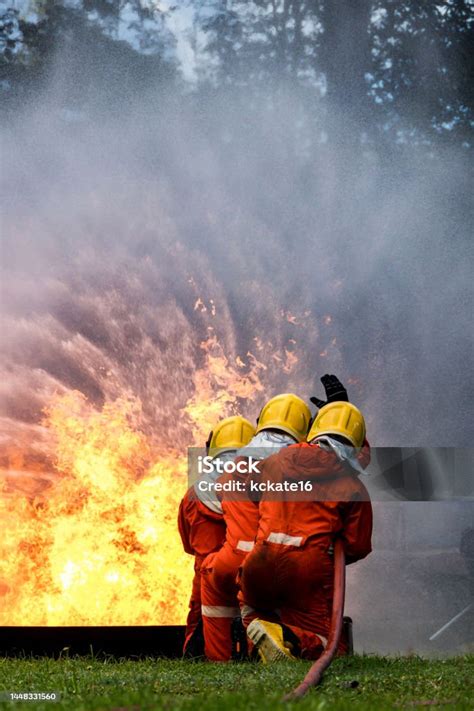 소방관 개념 화재로 싸우기 위해 물과 소화기를 사용하는 소방관 소방 훈련 훈련 중 호스와 물로 화재와 싸우는 소방관 3 명에 대한 스톡 사진 및 기타 이미지 Istock