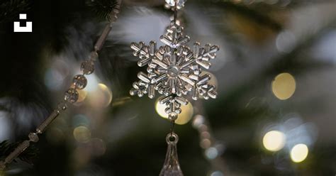 크리스마스 트리에 매달린 눈송이 장식품 사진 Unsplash의 무료 크리스마스 이미지