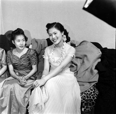 ซ้ายมือ ท่านผู้หญิงพันธุ์สวลี กิติยากร พระมารดาในพระองค์โสม กับ สมเด็จพระนางเจ้าฯ