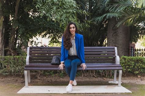 Mujer Joven Sentada En Un Banco Foto Gratis