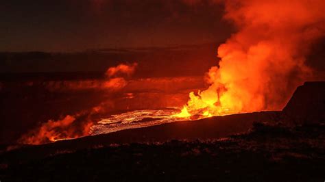 Watch Kilauea One Of Worlds Most Active Volcanoes In Hawaii Resumes