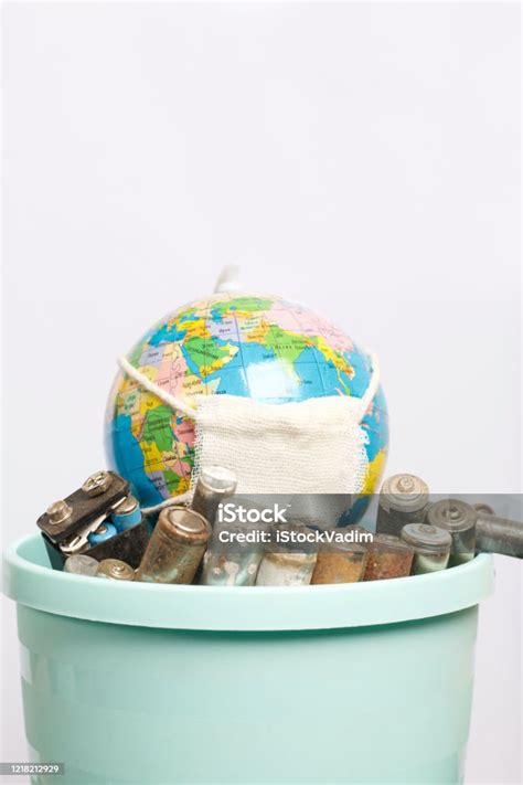 쓰레기에 부식으로 코팅 된 손가락 형 배터리를 보냈다 그들과 함께 쓰레기통에 거즈 붕대를 가진 지구가 있습니다 환경 보호 지구의