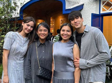 อัลบั้มภาพ แห่ยืนข้างนางเอก จ โดนแอบถ่ายคลิปหลุด จนคนมองว่าโดน แบล็กเมล ลากคนทำมาเข้าคุก