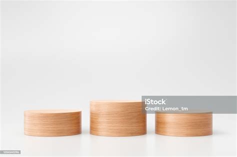 프리젠 테이션 개념과 흰색 배경에 나무 받침대 또는 제품 디스플레이 우드 포디엄 스테이지 3d 렌더링 목재 재료에 대한 스톡