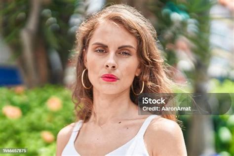 공원에서 진지한 표정으로 서 있는 젊은 아름다운 히스패닉 여자 25 29세에 대한 스톡 사진 및 기타 이미지 25 29세 거리 공원 Istock