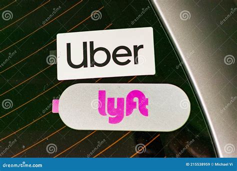 Uber Und Lyft Emblem Auf Aufklebern Auf Staubigen Heckscheibe Werbung