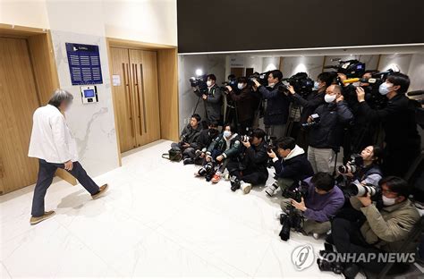 서울의대 교수협 긴급총회 몰린 취재진 연합뉴스
