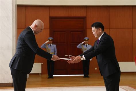 Швейцарын Холбооны Улсын Элчин сайд Итгэмжлэх жуух бичгээ өргөн барив ~ Analiz Mn Бодит эх сурвалж