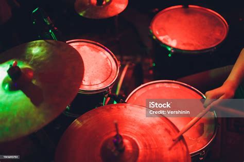 남자는 검은 배경 작업 드럼 무대에서 아름 다운 조명으로 음악 개념에 근접 촬영 스틱 음악 타악기 악기를 재생 합니다 금속에 대한 스톡 사진 및 기타 이미지 Istock