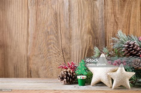 크리스마스 인사말 카드입니다 나무 배경에 축제 장식입니다 새해 개념입니다 공간을 복사합니다 플랫 레이 맨 위 보기 0명에 대한 스톡 사진 및 기타 이미지 Istock