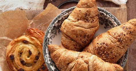 페이스트리와 커피 한 잔을 얹은 테이블 사진 Unsplash의 크루아상 이미지