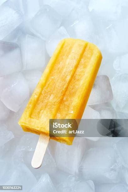 오렌지 복숭아 아이스크림 롤리 얼음 조각에 자연 건강 한 여름 디저트입니다 상위 뷰 가지 식물 부위에 대한 스톡 사진 및 기타