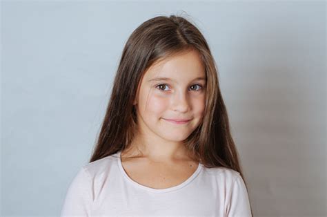 아주 긴 머리를 가진 작은 예쁜 소녀 나이 67 년은 흰색 배경에 감정적 인 기쁨과 미소를 표현합니다 건강한 생활방식에 대한 스톡 사진 및 기타 이미지 Istock