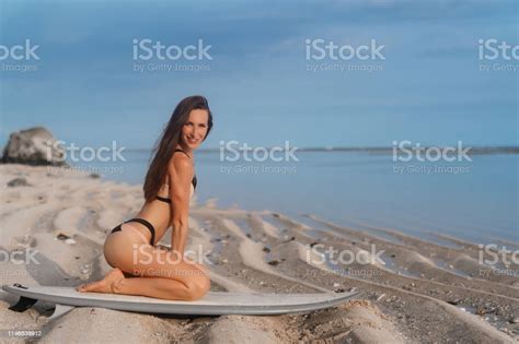 수영복에 긴 머리를 가진 날씬한 소녀 열 대 해변에서 서핑 보드에 포즈 건강한 생활방식에 대한 스톡 사진 및 기타 이미지 건강한 생활방식 관능 나이 Istock