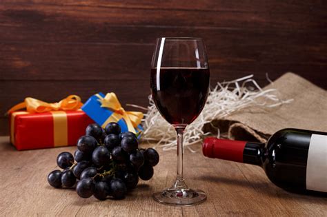 레드 와인입니다 포도 분기와 와인 글라스입니다 선물 상자입니다 개념에 대한 스톡 사진 및 기타 이미지 개념 까비네쇼비뇽