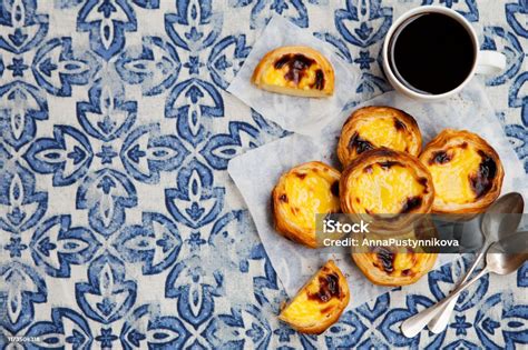 에그 타르트 전통 포르투갈 디저트 파스텔 드 나타 파란색 배경입니다 맨 위 보기 공간을 복사합니다 Pastel De Nata에 대한 스톡 사진 및 기타 이미지 Istock