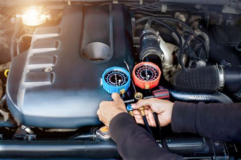 자동차 에어컨 검사 서비스 누출 감지 충전 냉매 전문 기술자에 의해 자동차의 장치 및 미터 액체 냉각 에어컨에 대한 스톡 사진 및 기타 이미지 Istock