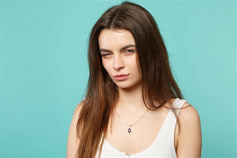 밝은 캐주얼 옷에 아름 다운 젊은 여자의 초상화 스튜디오에서 파란색 청록색 벽 배경에 주의 깊게 고립 된 찾고 사람들은 진심으로 감정 라이프 스타일 개념입니다 복사 공간을