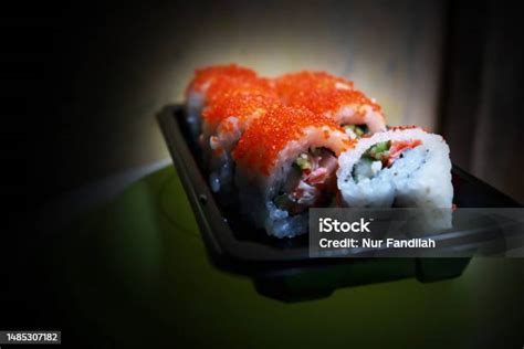 초밥은 해산물 고기 날 야채 또는 조리 된 야채의 형태로 반찬으로 형성된 쌀로 구성된 일본 음식입니다 0명에 대한 스톡 사진 및