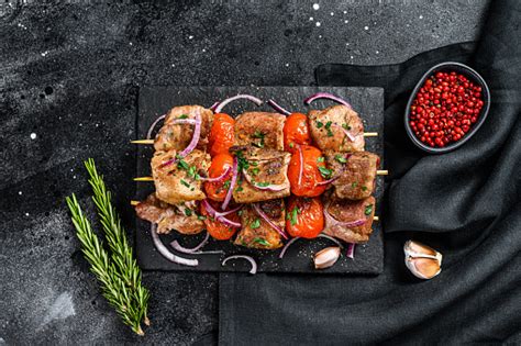 나무 꼬치에 바베큐 돼지 고기와 쇠고기 케밥 고기 검은 색 배경입니다 맨 위 보기 고기에 대한 스톡 사진 및 기타 이미지 고기 구이 굽기 Istock