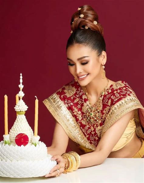 ลอยกระทง 2565 รวมดาราหญิงใส่ชุดไทย แปลงโฉมเป็นนางนพมาศ