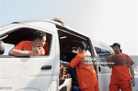 구급대원 응급구조대 구급차 직원 및 의료 지원 앰뷸런스 차량에 탑승한 앰뷸런스 직원이 구급대원과 함께 앉아서 부상당한 사람에게 응급 처치를 하는 동안 휴대용 라디오로