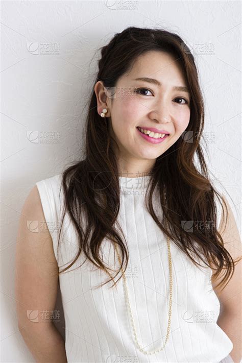 女人住宅房间日本人30到39岁仅女人垂直画幅美留白半身像注视镜头