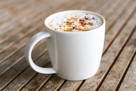 나무 테이블에 라떼 커피 아트 무료 사진