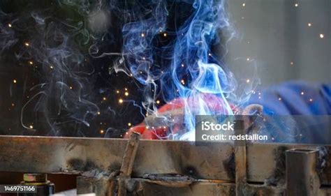 용접기가 건설 현장에서 금속 부품을 용접하고 있습니다 Performing Arts Event에 대한 스톡 사진 및 기타 이미지 Performing Arts Event