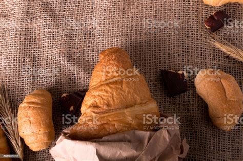 근처 밀 자루 배경에 보드 초콜릿 크루아상 소박한 스타일입니다 최고의 볼 수 있습니다 0명에 대한 스톡 사진 및 기타 이미지 0명 건강한 식생활 곡초류 Istock