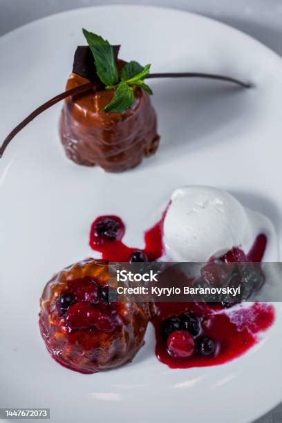 초콜릿 조각 블루 베리 라스베리 카라멜 민트 흰색 접시에 아이스크림 한 국자가 들어간 초콜릿 디저트 수직 방향 0명에 대한 스톡 사진 및 기타 이미지 Istock
