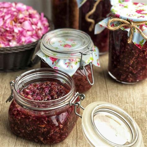 طرز تهیه مربای گل محمدی تازه خوشمزه و فوری بدون شکرک با گردو