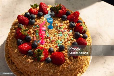 파티 음식 개념입니다 양초 블루베리 딸기로 장식된 생일을 위한 홈메이드 케이크 0명에 대한 스톡 사진 및 기타 이미지 0명 건강에 좋지 않은 음식 딸기 Istock