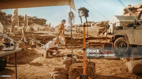 고고학 발굴 사이트 발굴 현장에서 위대한 여성 고고학자 작업 새로 발견 된 고대 문명 문화 유물 화석 유적 브러시와 도구로 신중하게 청소 2명에 대한 스톡 사진 및 기타