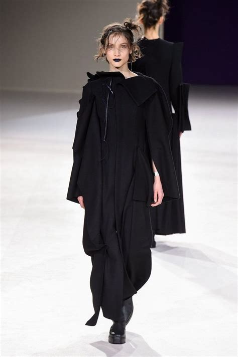 Défilé Yohji Yamamoto Prêt à Porter Automne Hiver 2019 2020 Paris Elle