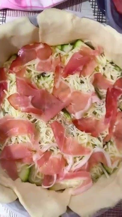 ყაბაყი ყველი პარმესანო ყველი მოცარელა გახეხილი შებოლილი თხლად დაჭრილი ლორი ცომი საფუარის გარეშე