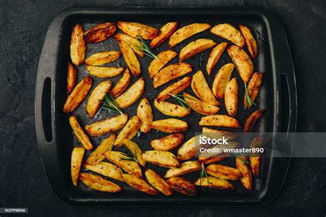구운 감자 어두운 돌 배경에 튀김 트레이에 구운 감자 쐐기 복사 공간이 있는 위쪽 보기입니다 감자 요리에 대한 스톡 사진 및 기타 이미지 Istock