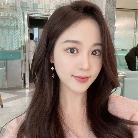 Mia Mia1681122 On Threads