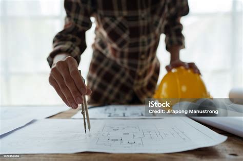 다민족 엔지니어 브레인스토밍 및 비용 추정을 위한 청사진 및 평면도 도면 주택 및 건물의 설계 건축 및 엔지니어링 정보 가리키기에 대한 스톡 사진 및 기타 이미지 Istock
